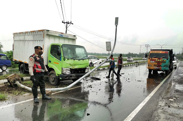 Jalan licin, truk box tabrak pembatas jalan di Lombok Tengah - OPSINTB.com | News References