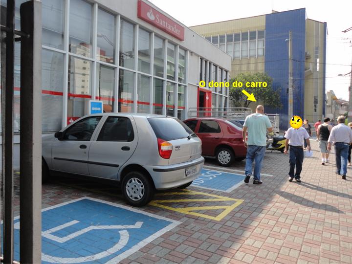INCLUA-SE!: Flagra - Estacionamento da agência Santander - faixa zebrada.