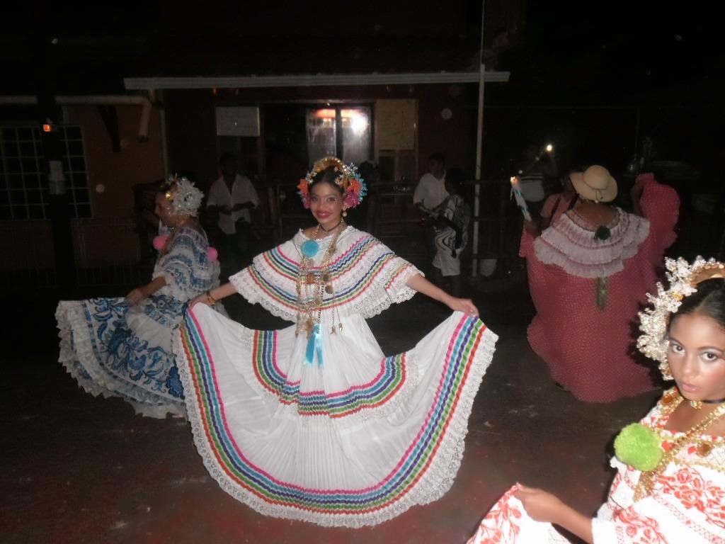 La Pollera de Panamá: La Pollera Tireada