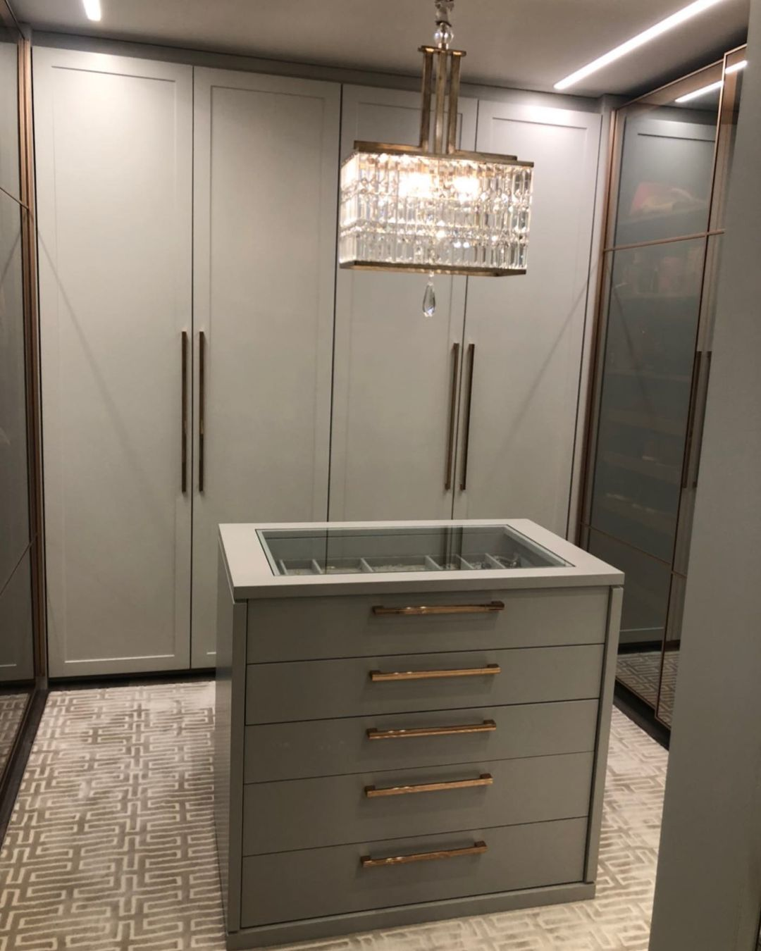 Quarto integrado ao closet com decor contemporâneo cinza, branco e ...
