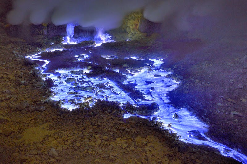 Conheça o vulcão que tem a lava azul | Os-Manos-Loucos