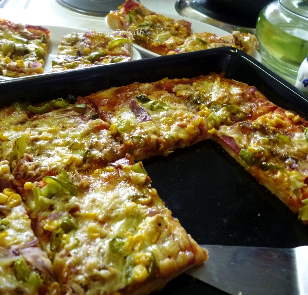 Rania @ Work with sugar'n spice: Tuna-Vegetable Cheeeeezy Pizzzzza :)