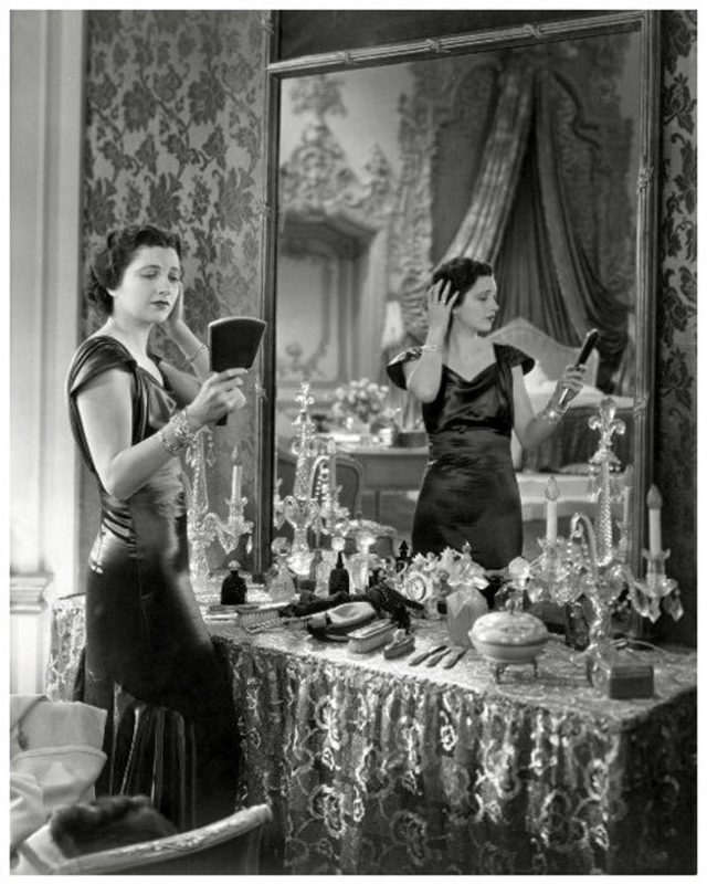 45 Glamorous Photos Capture Classic Beauties In Front of the Mirrors ...