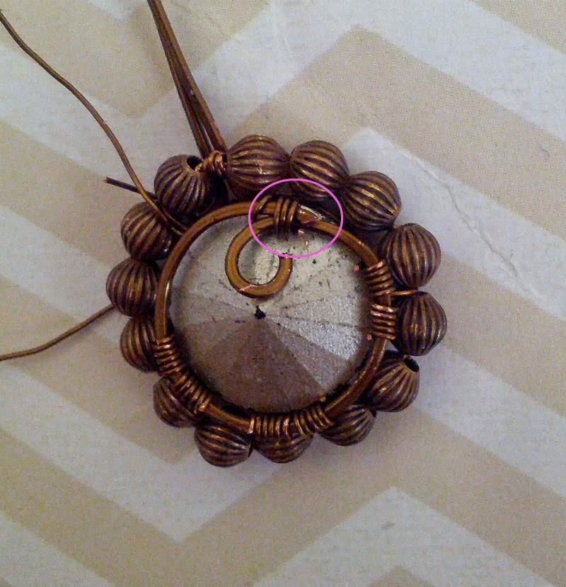 Malfait Luciu: Free Tutorial - Beaded Wire Rivoli Bezel