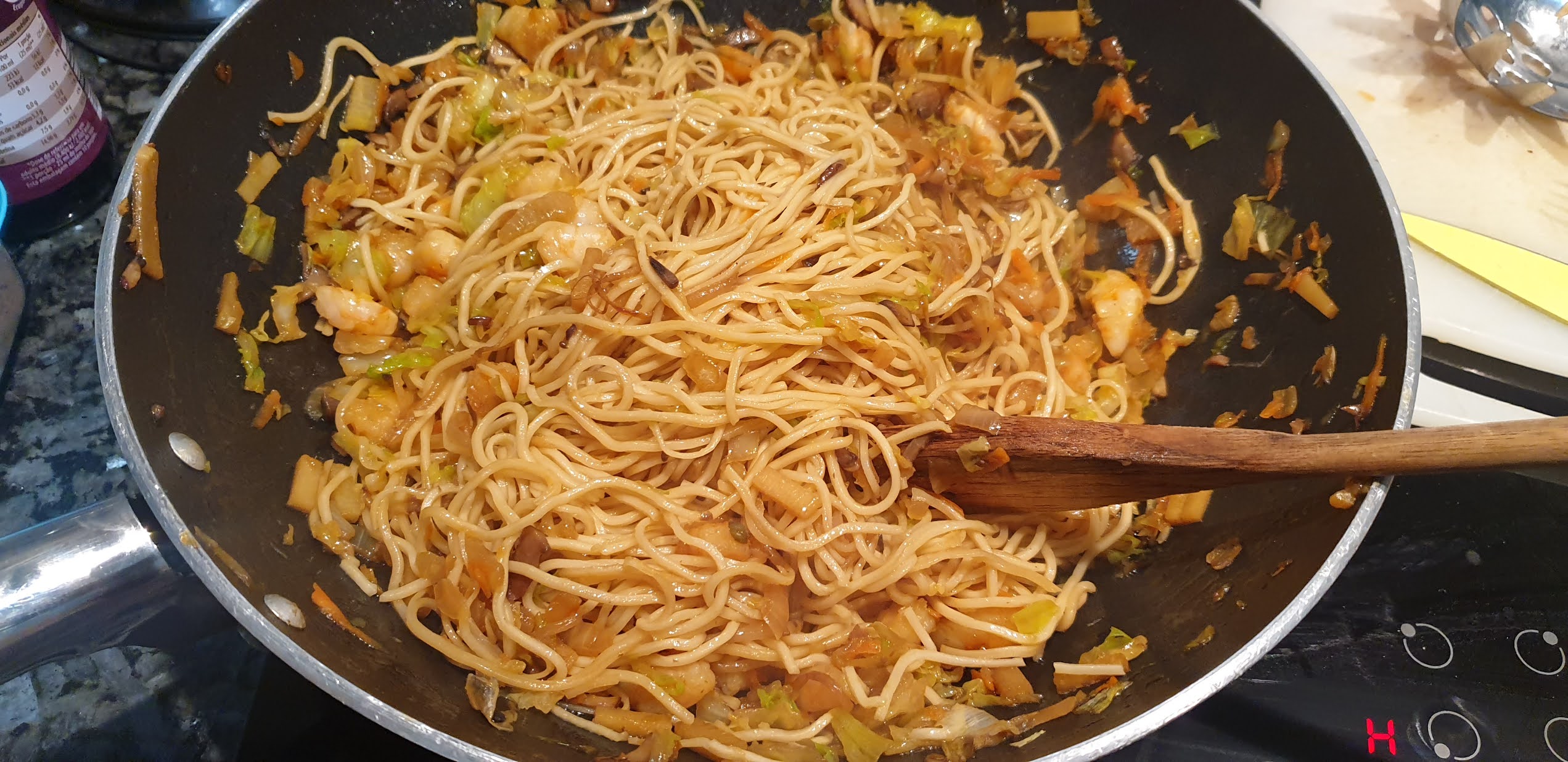 Massa chinesa com gambas