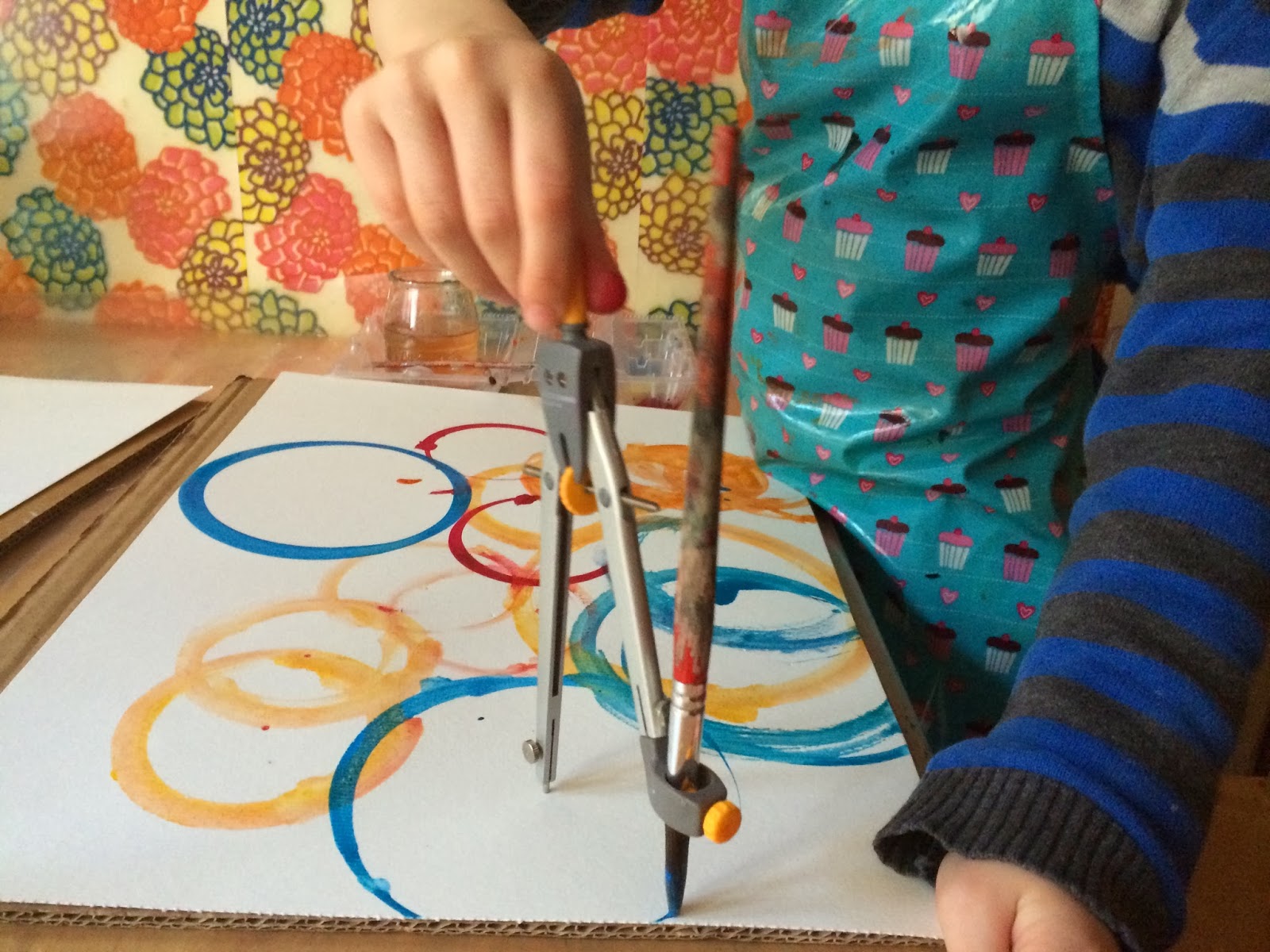 encenent la imaginació: Pintura amb compàs.