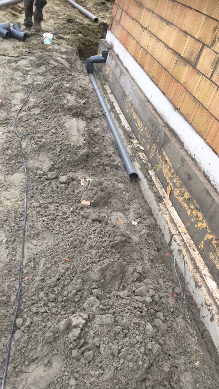 Week 16 [maand 4] - Plaatsen pomp afrit, regenput & aanvullen zand (1 ...