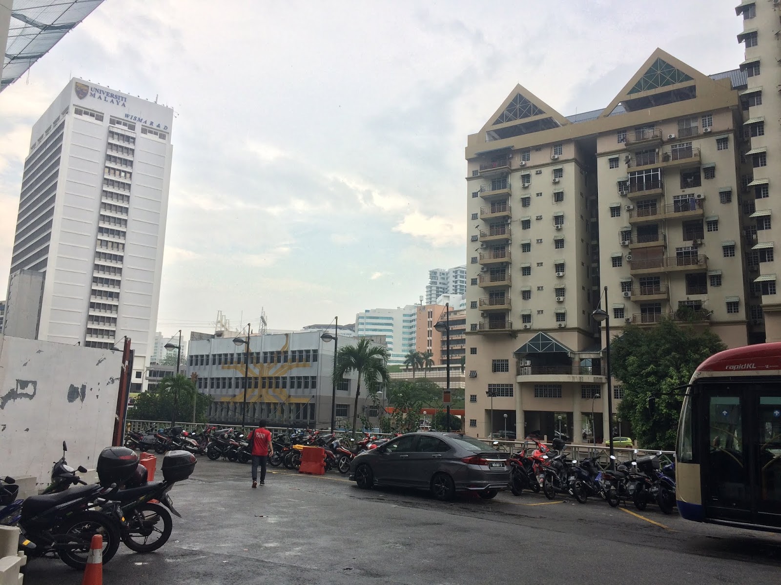 Kuala Lumpur Walk Pics : LRT Kerinchi Station