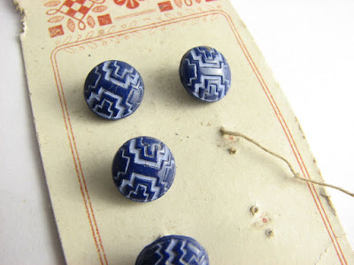 Agnes' Vintage World: Button Identification