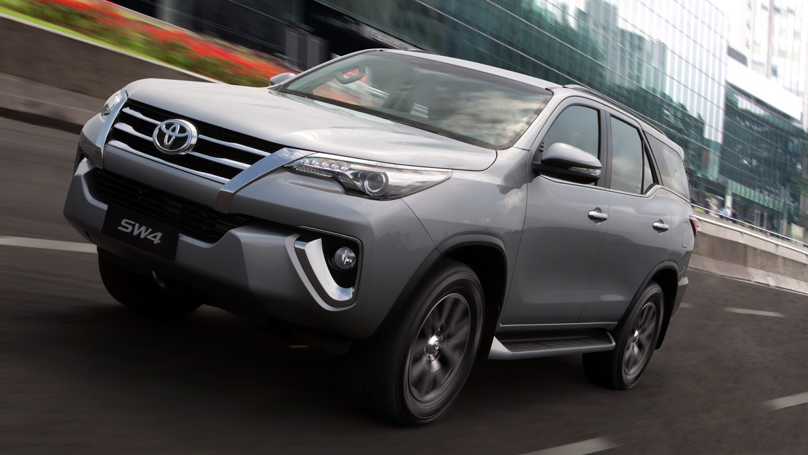 RACIONAUTO: TOYOTA LANÇA NOVA HILUX SW4