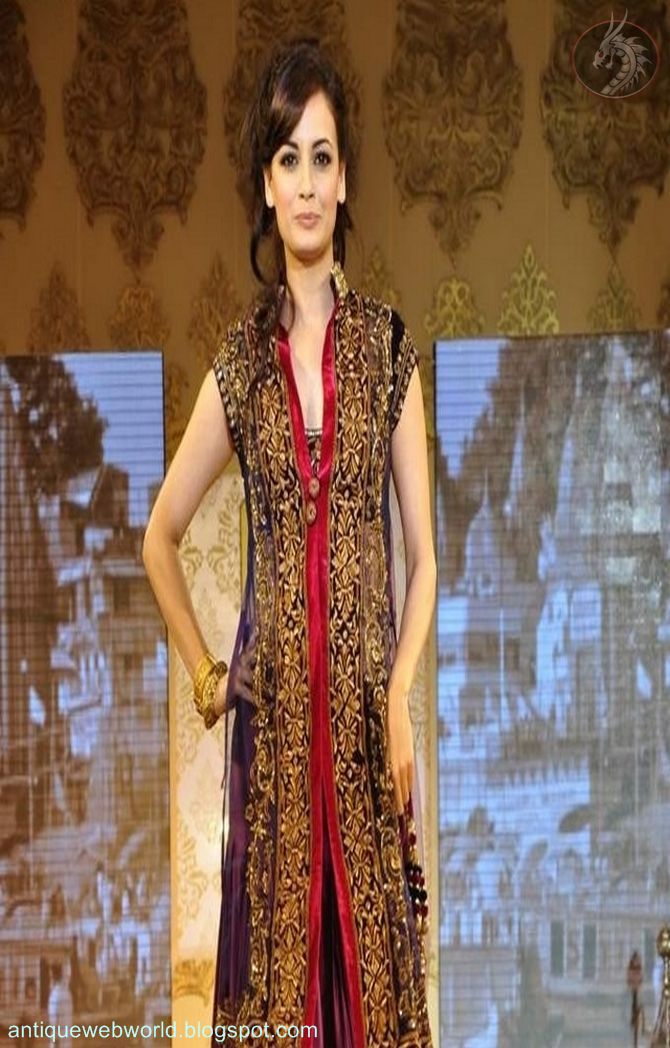 HOLLYWOOD AND BOLLYWOOD PHOTO COLLECTION: Diya mirza ramp walk