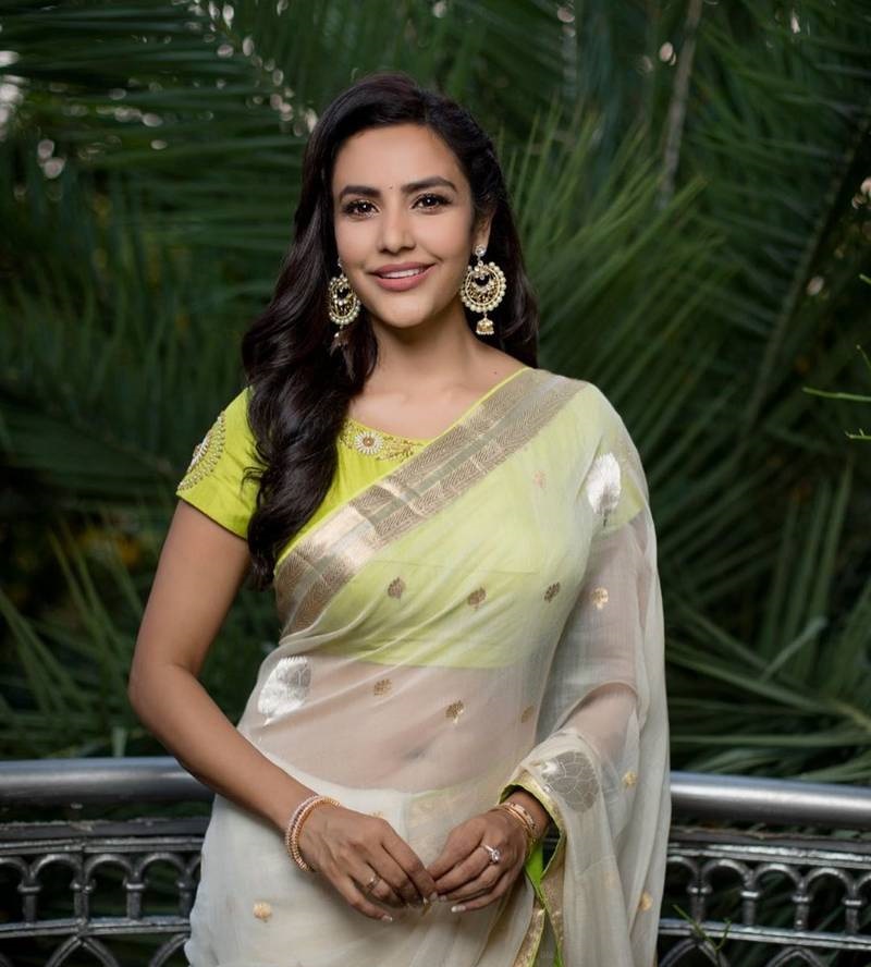 Celebrity Pics Priya Anand Hot Navel In Saree