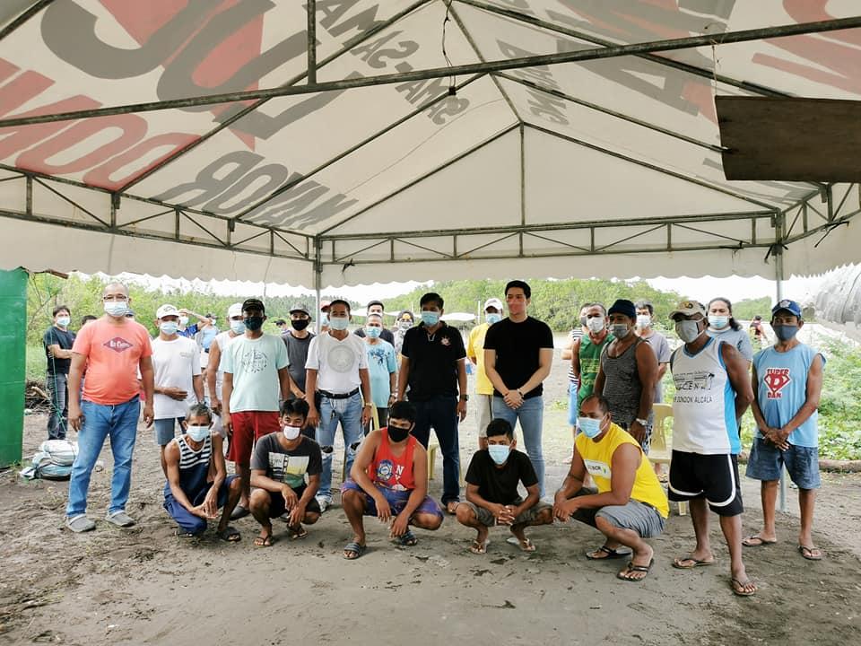 Kuya Mark Alcala, namahagi ng tent at medical kit sa barangay ransohan ...