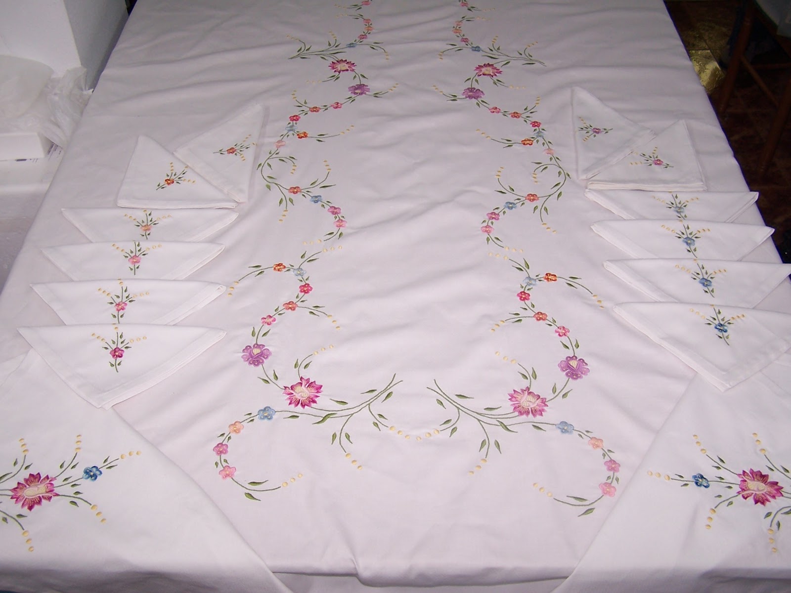 Taller de Costura Marien: MANTEL BORDADO