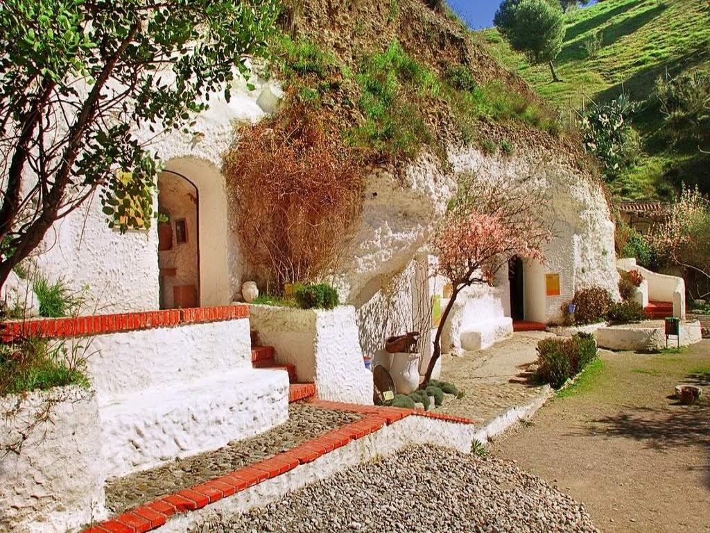 GEOGRAFILIA: Habitatul troglodit - case tradiționale în peșteri