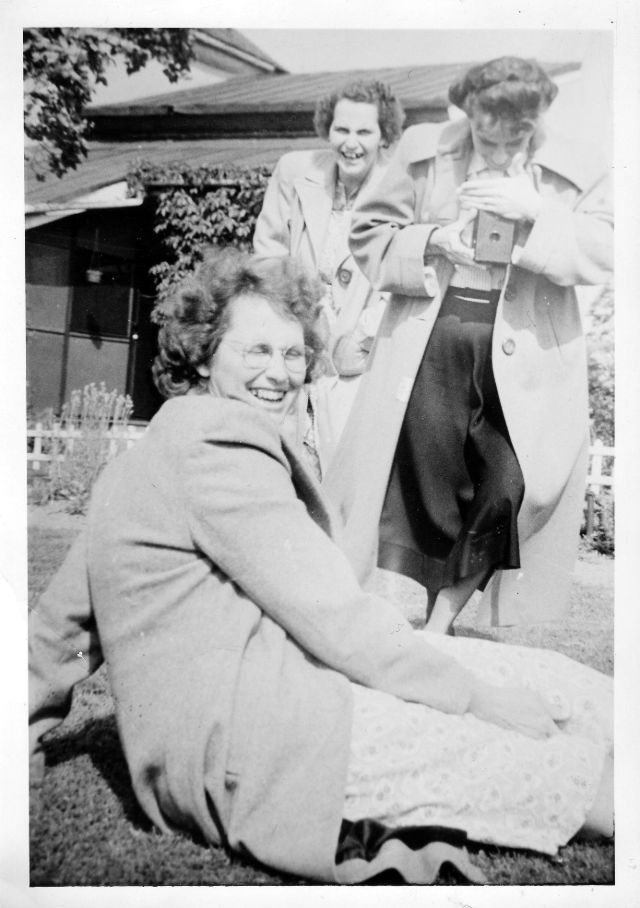 44 Cool Snaps That Capture Lovely Moments of People in the Past ...