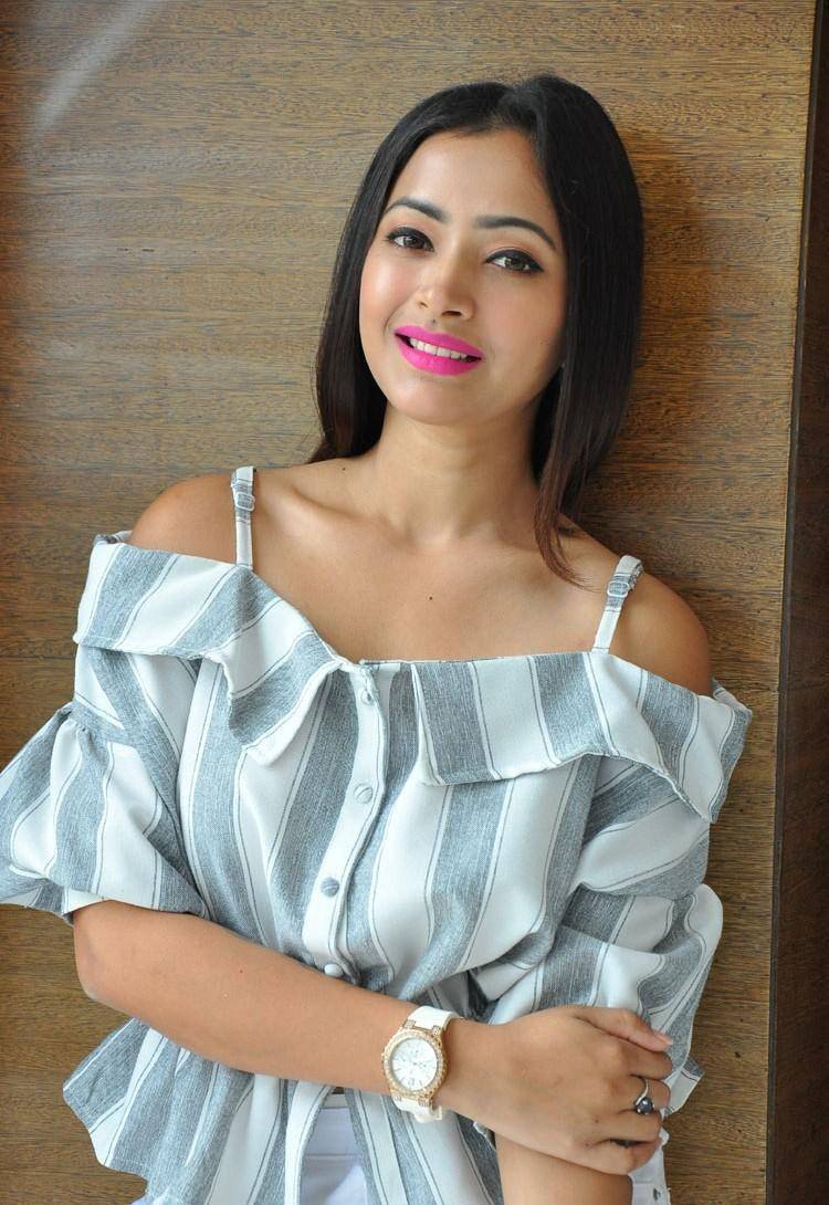 Shweta Basu Prasad Latest Hot Cleveage Spicy PhotoShoot Images In White ...