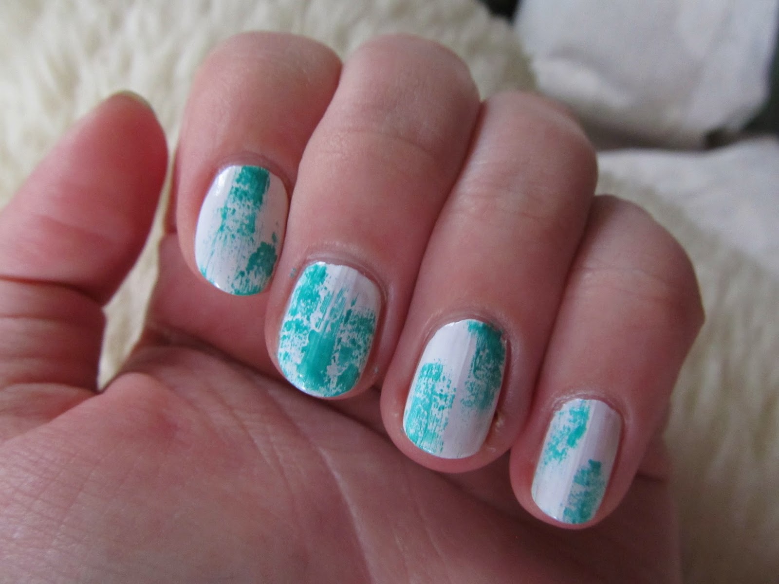 Lady B.: Distressed Nails