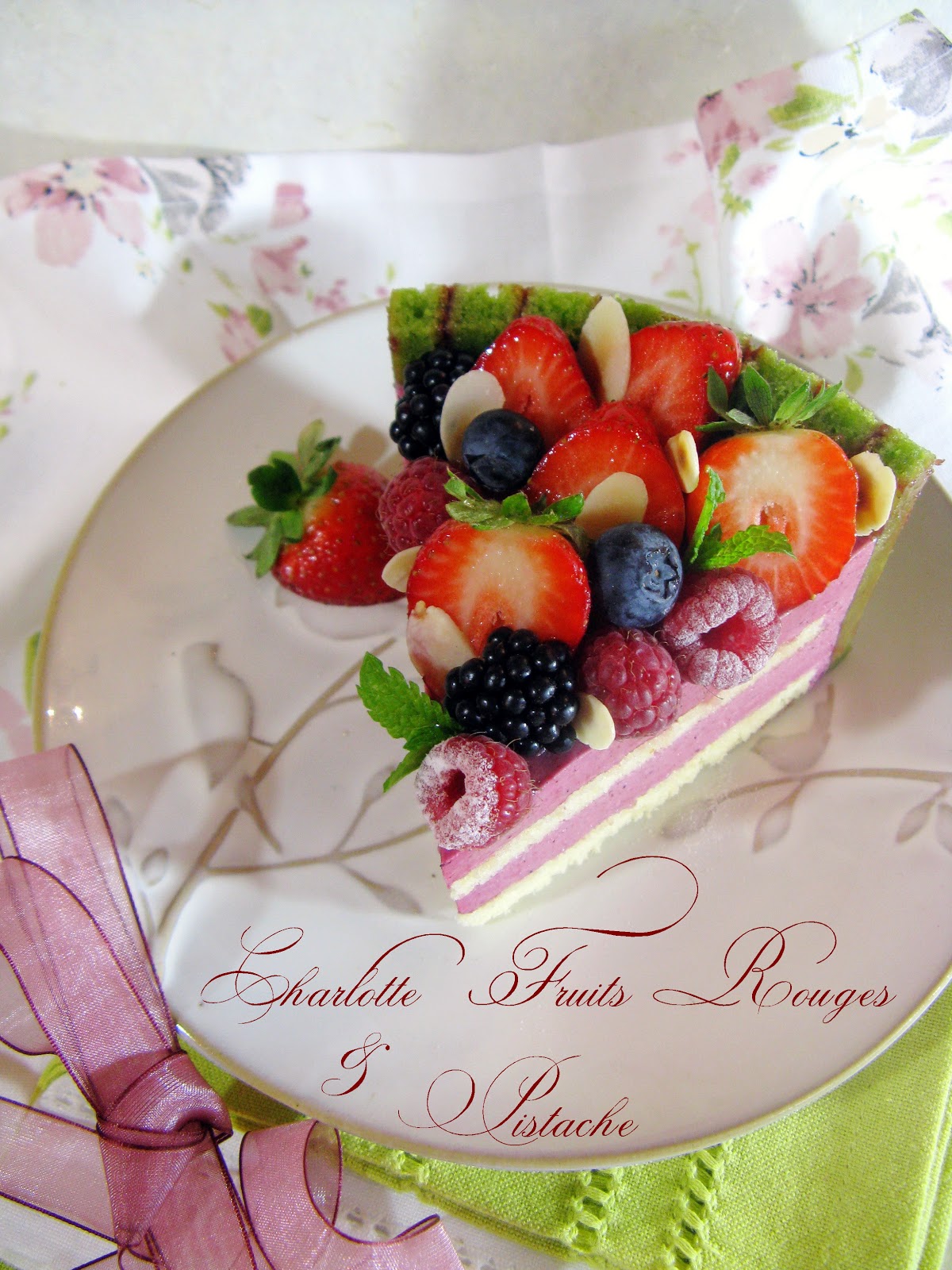 J'en reprendrai bien un bout...: Charlotte Fruits Rouges & Pistache