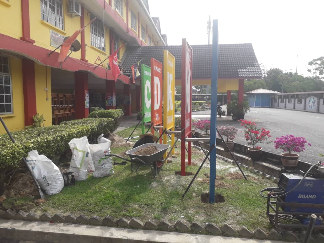 AWNING PAGOLA DAN GRILL : Nilai :Memasang Set Papan Tanda Ikon SMKDC.