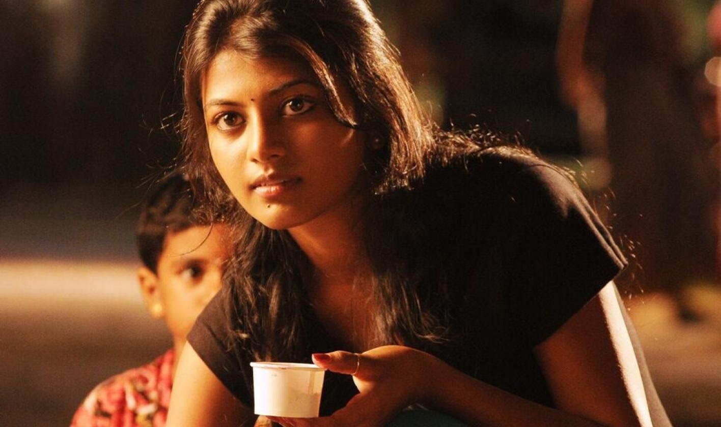 SINTHU NATHI: Kayal Anandhi latest images