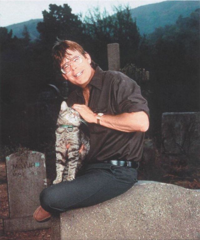 Awesome Photos of Stephen King Posing With His Beloved Cats From the ...
