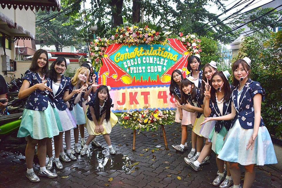 Shojo Complex Tampil Perdana, JKT48 Hadiahkan Karangan Bunga Tanda Selamat