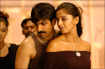 Actress Anushka Hot Pics & Scenes: Actress Anushka Vikramarkudu Movie ...