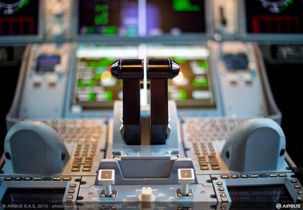 A350 XWB News: A350 pilots first surprise; quiet, dark cockpit design ...