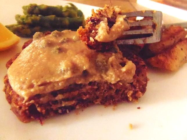 Anouk : Steak de Haricots Rouges, Sauce à la Crème de Coco et aux Câpres