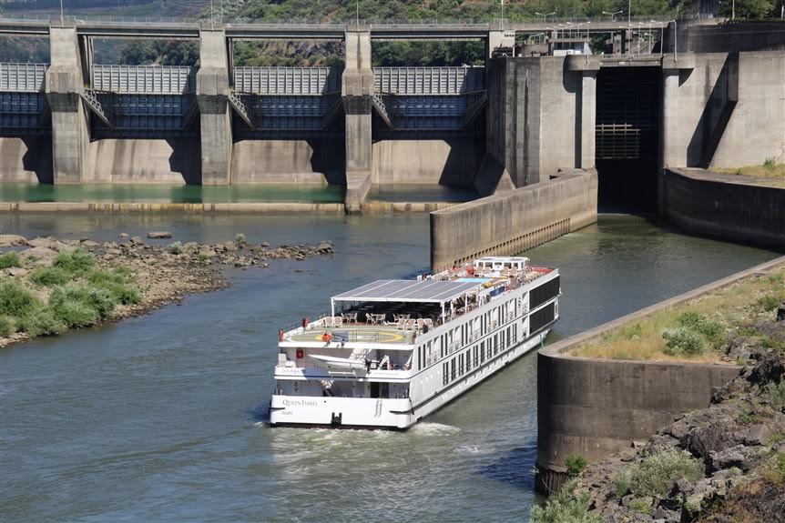 Sergio@Cruises: Navio Queen Isabel no rio Douro