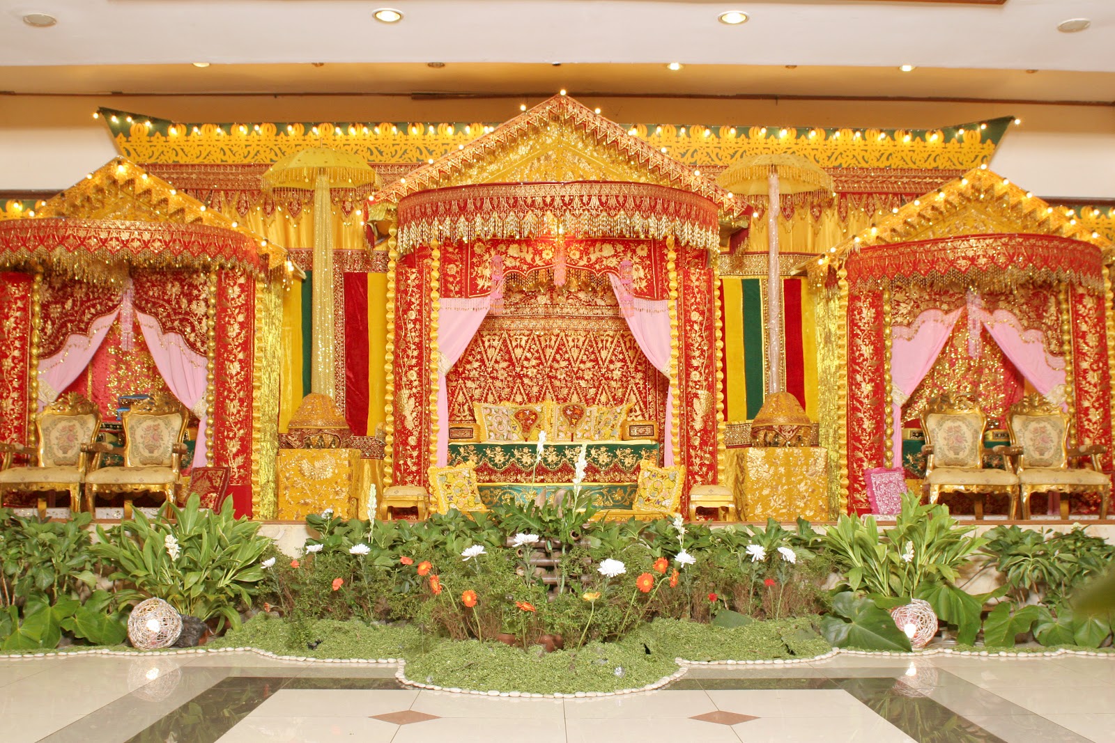 DEKORASI WEDDING BERKESAN: PELAMINAN SESUAI ADAT NUSANTARA