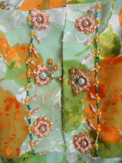 anggun: Naikkan seri pakaian dengan jahitan manik bunga dan jurai