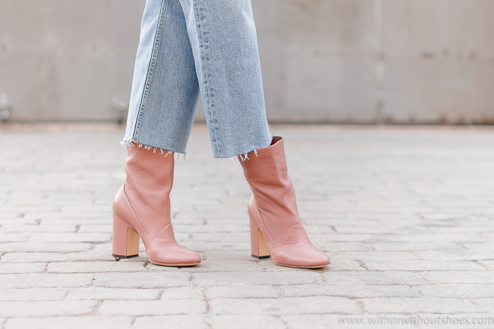 Cómo combinar unos botines rosas: camisa blanca y jeans | With Or ...