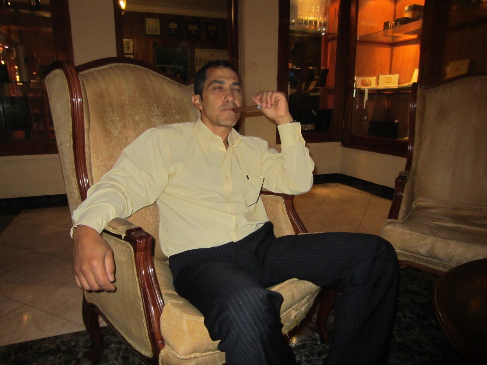 Cuban Cigars, Culture & Lifestyle: Quinta y 16 (cigar shop & restaurant)