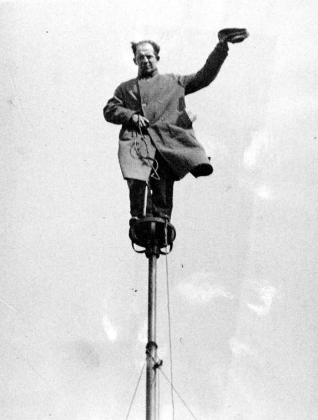 The Flagpole Sitting Trend of the 1920s Was Widely Popularized in the U ...