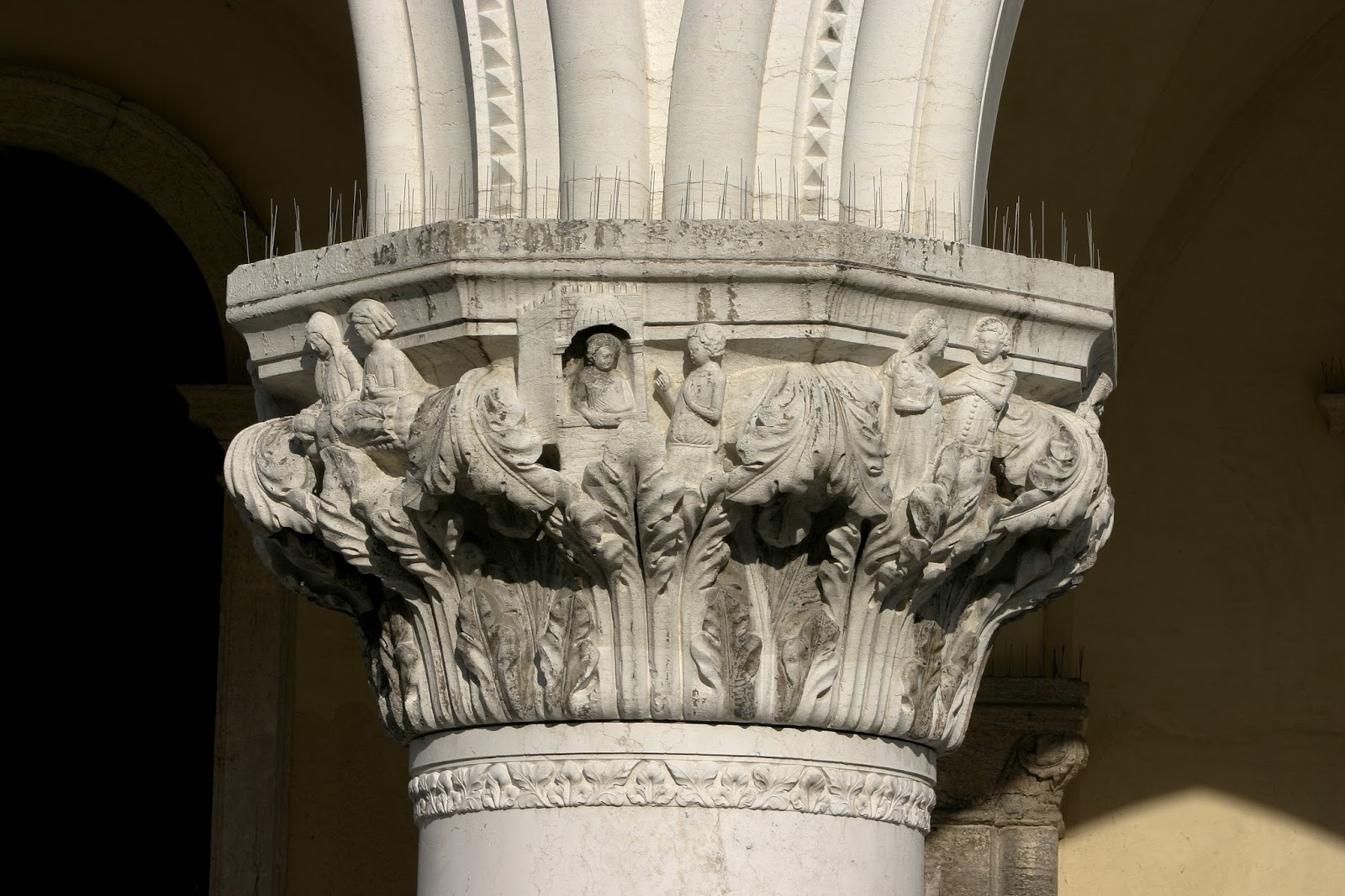 Baúl de Chity: LOS CAPITELES