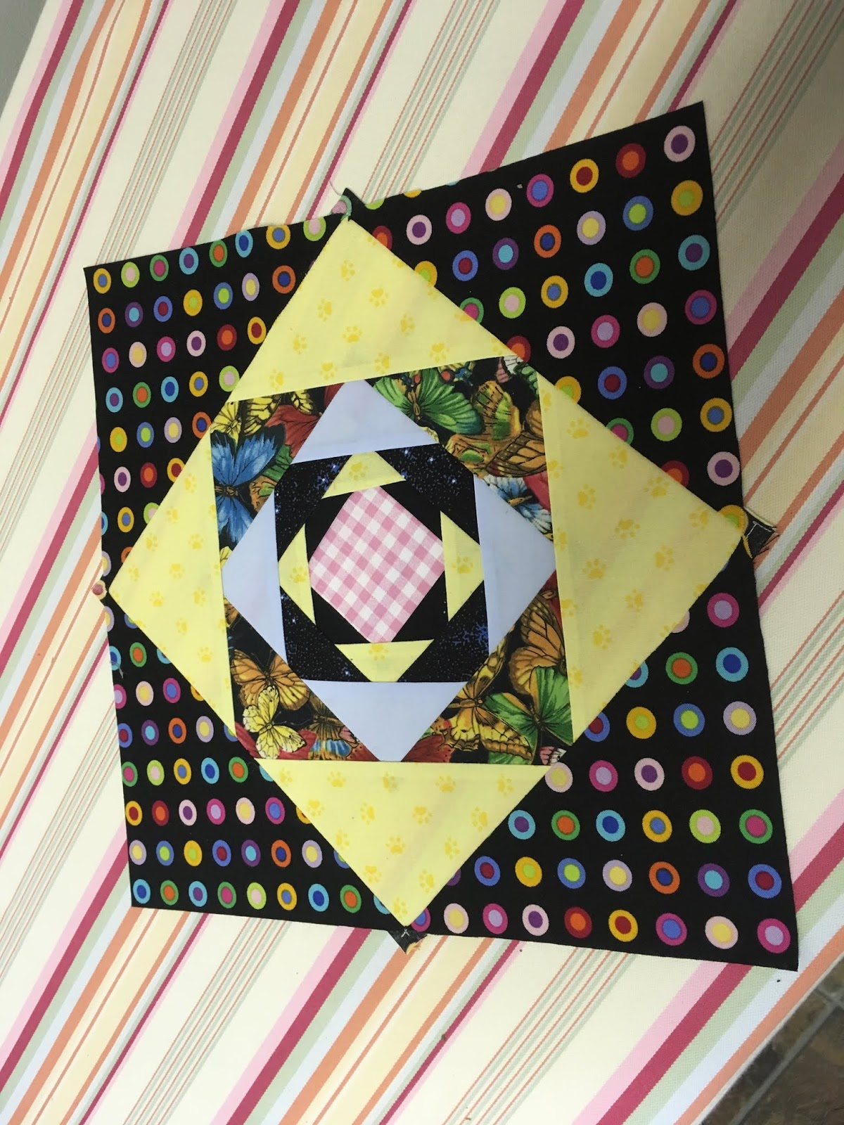 Tammy's Craft Emporium: Exploding Blocks quilt - great scrapbuster.