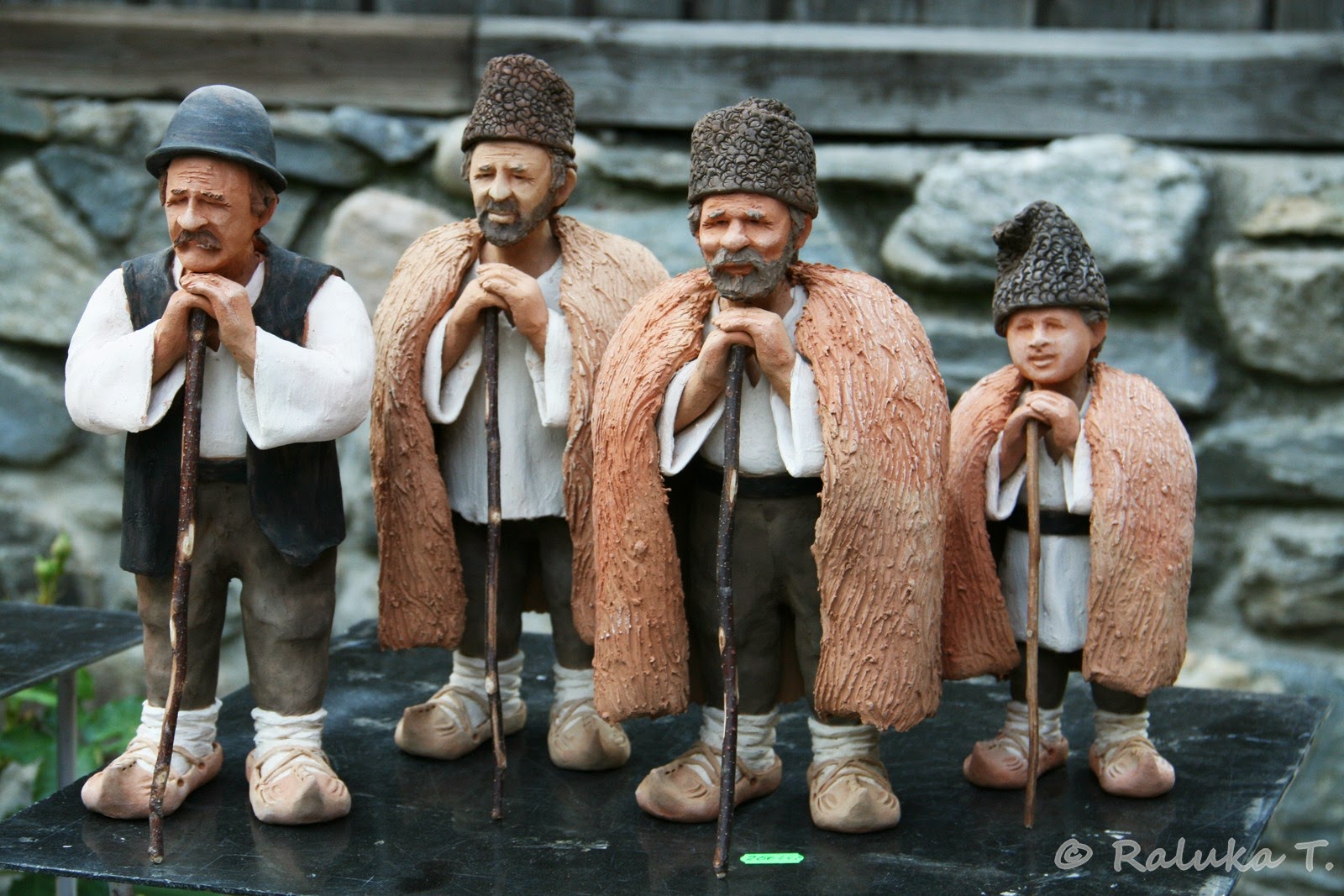A world of colours: Figurine din lut