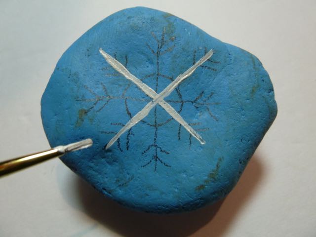 Make it easy crafts: How to paint a snowflake rock for the holidays