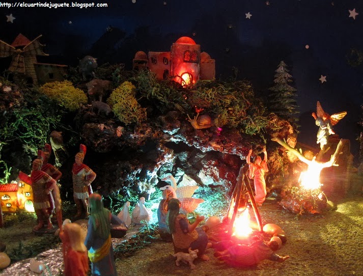 El cuartin de juguete: Nacimiento con luces y figuras Pech