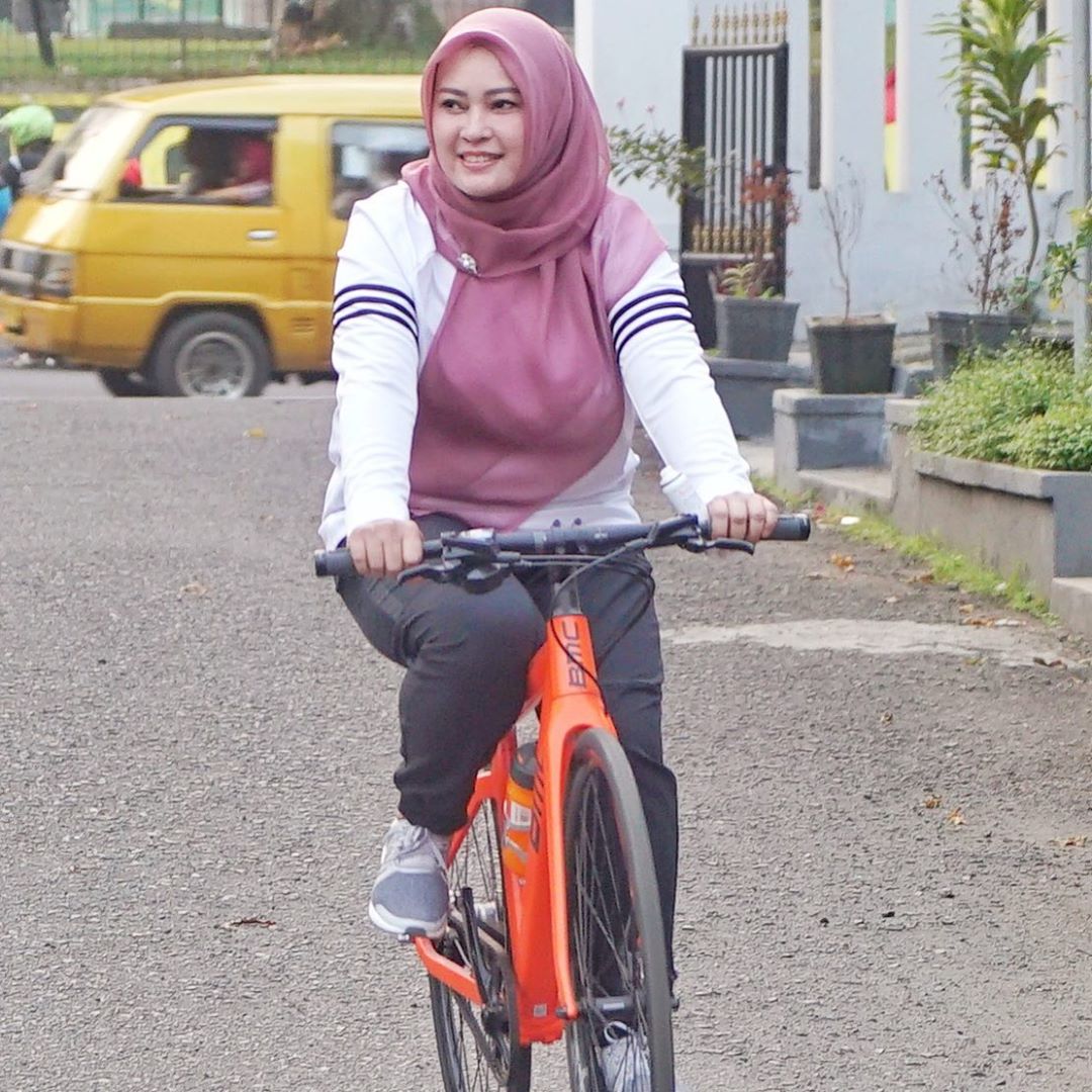 Lima Foto Irna Narulita Jadi Sorotan Netizen - anaberita.com