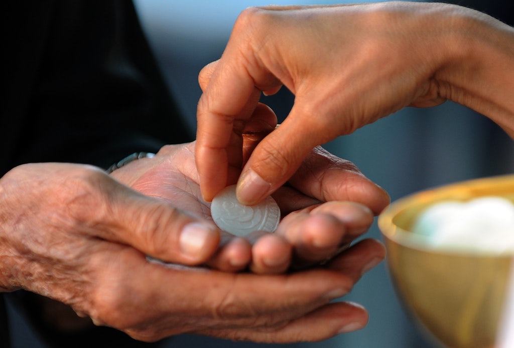 southern orders: WHEN DISTRIBUTING HOLY COMMUNION, WHICH CAUSES MORE ...