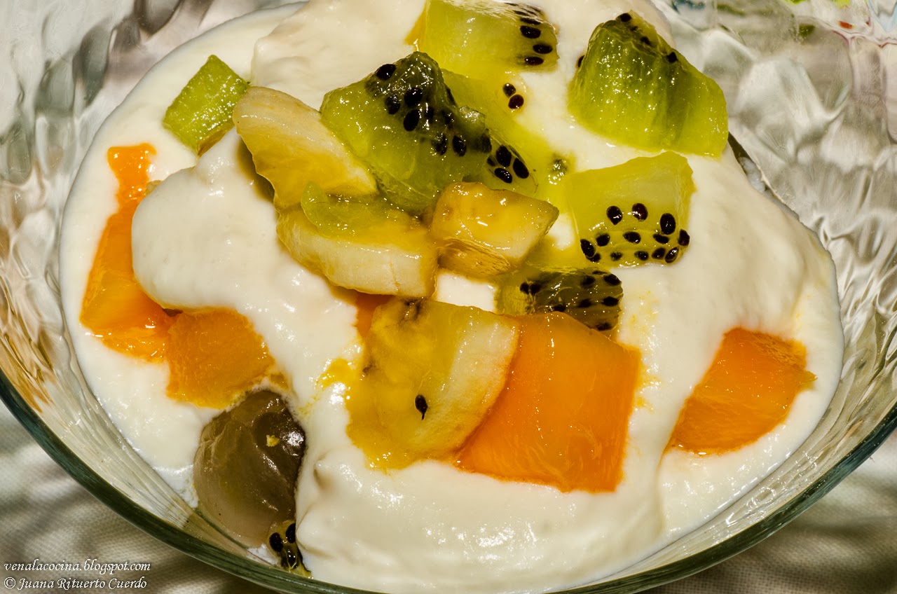 Macedonia de frutas con crema de queso
