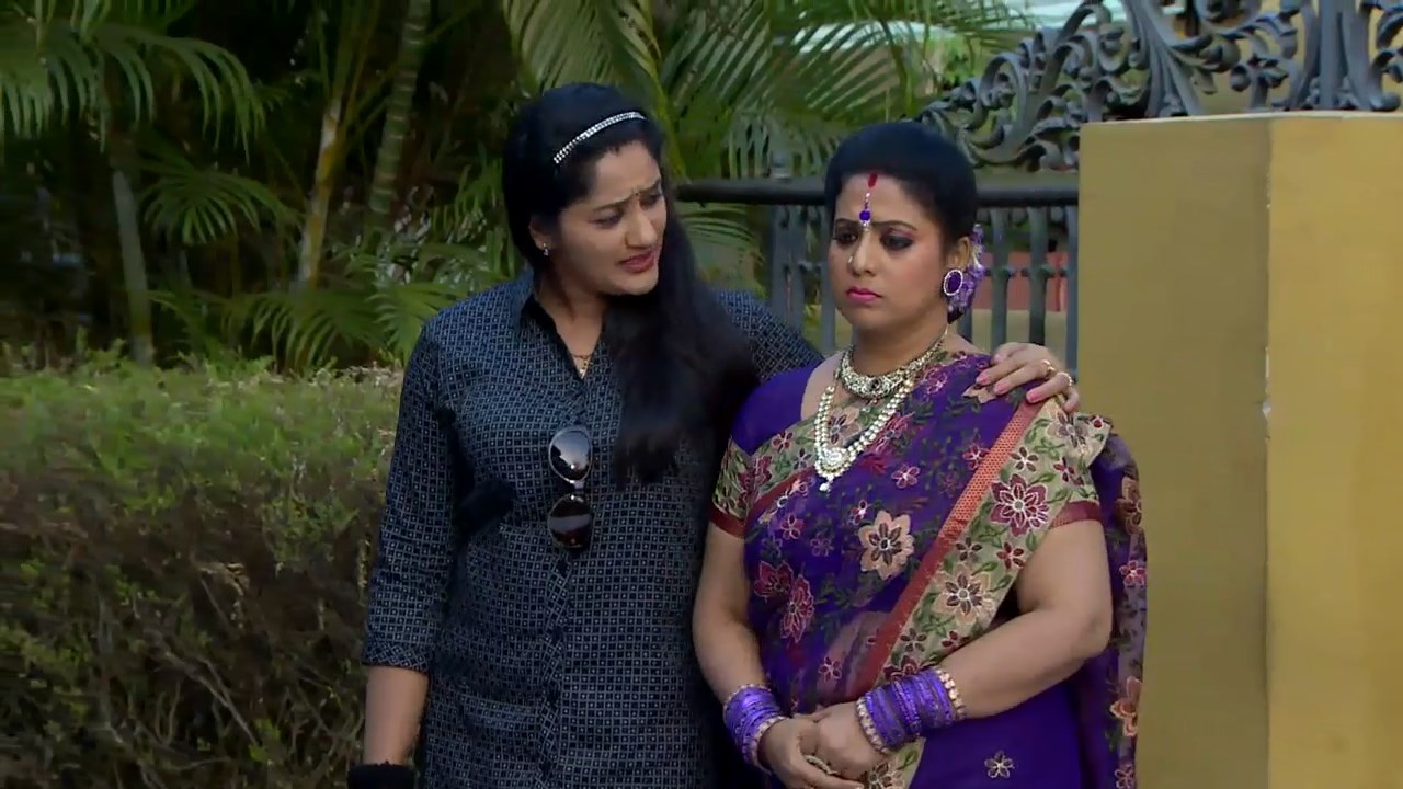 Mallu Tv Serial Actress Roopasri Hot Sexy Deep Wide Navel in Saree -Sa ...