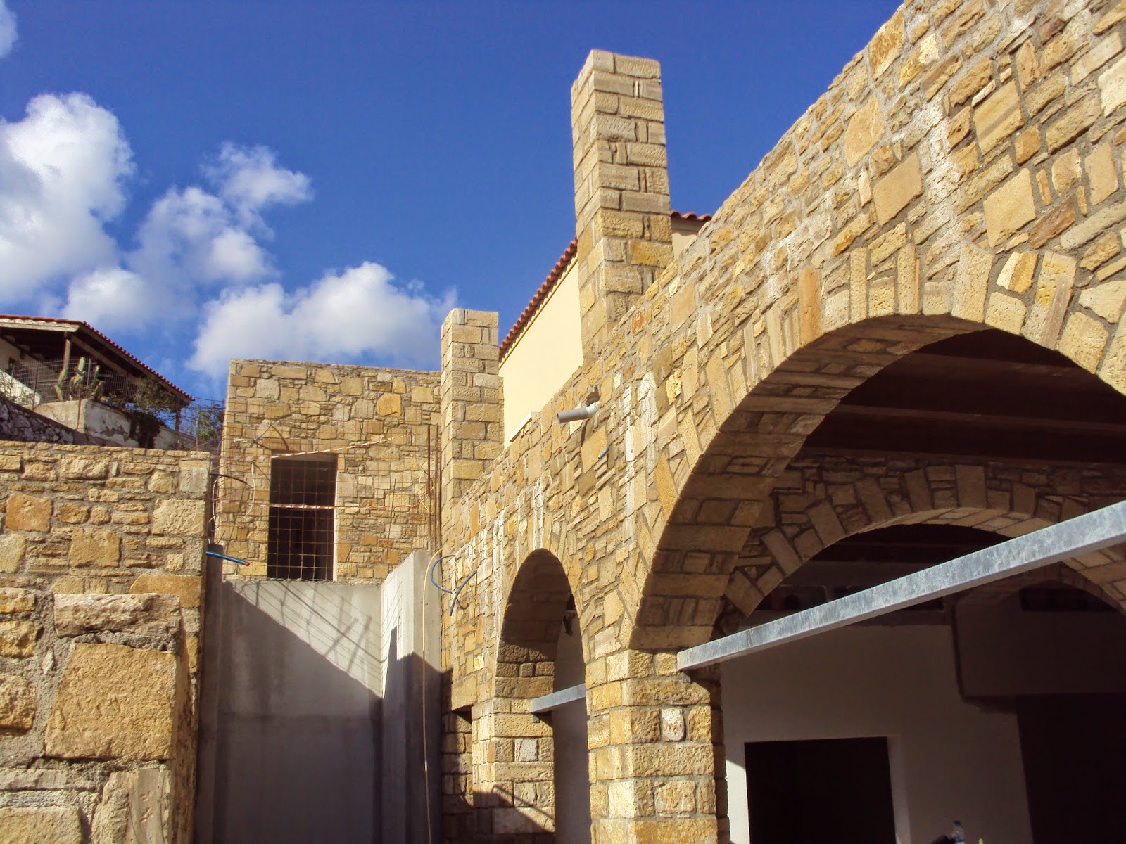 ΚΡΗΤΙΚΑ ΦΥΣΙΚΑ ΠΕΤΡΩΜΑΤΑ: ΓΕΡΑΚΑΡΙ AGKALI HOMES