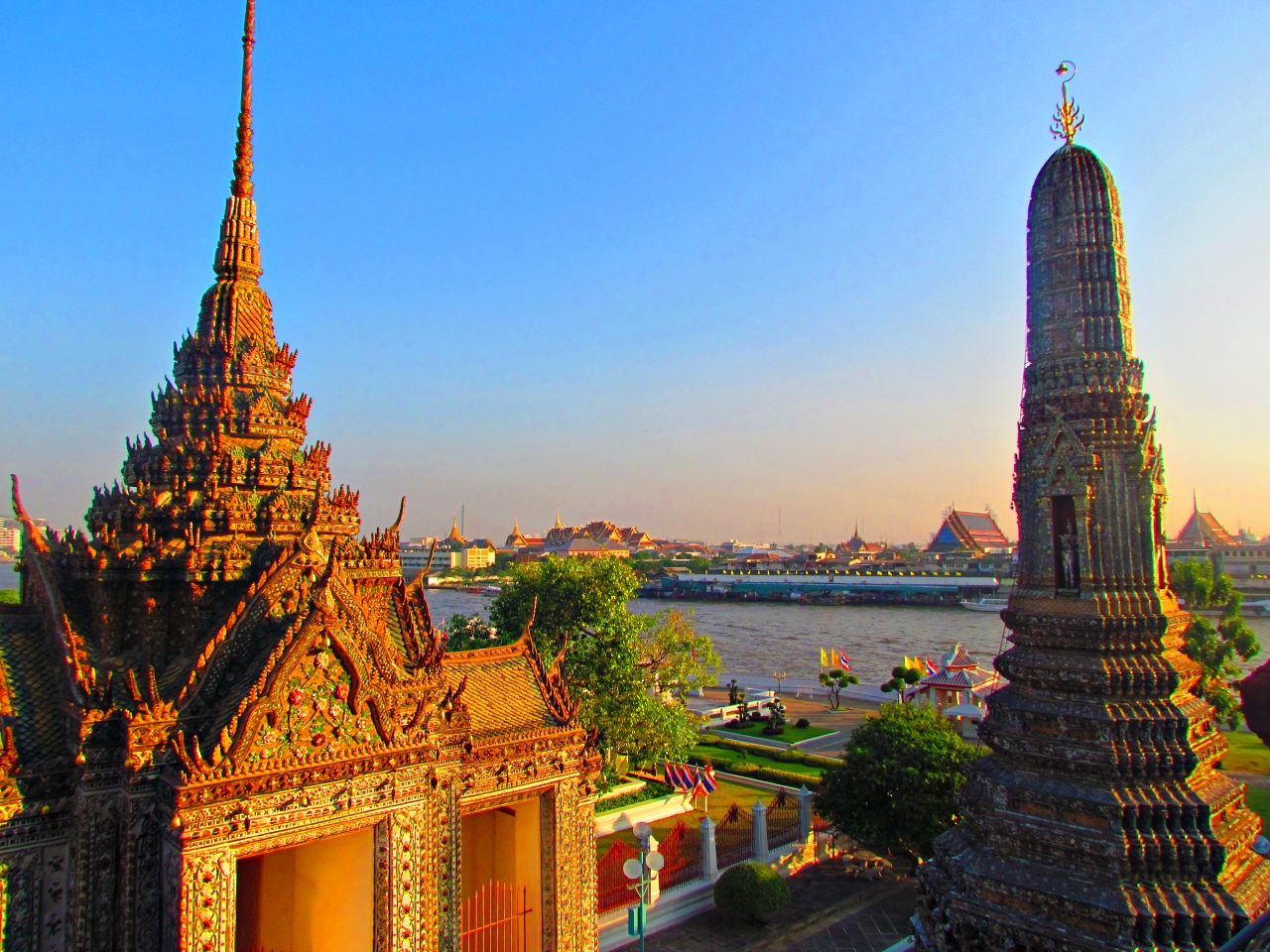 Wat Arun (Temple of the Dawn) - Nomadic Experiences