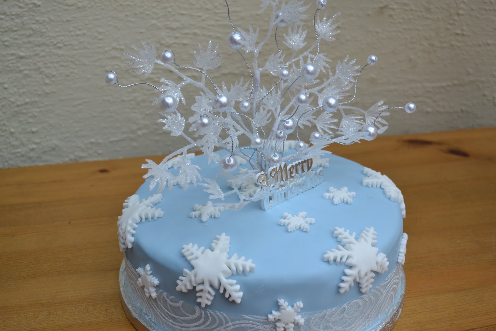 Hannahs Creative Cakes: ICE BLUE CHRISTMAS CAKE