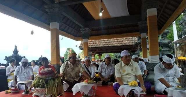 GEDE PUTRA ADNYANA: Konsep Tri Angga Busana Adat Bali