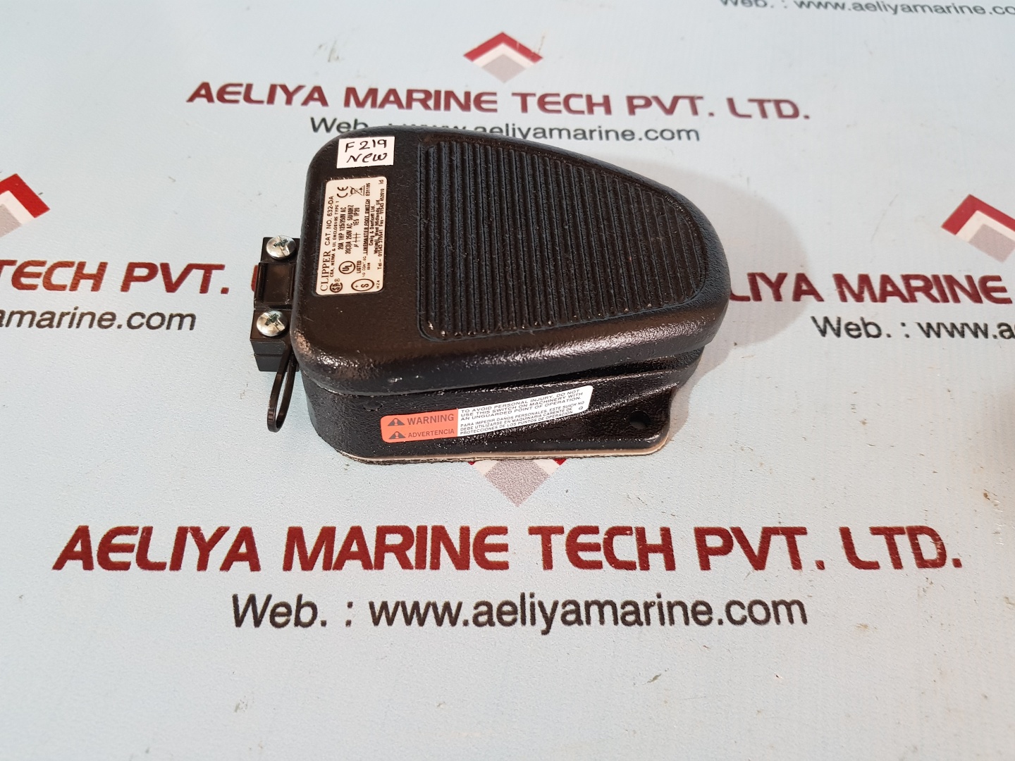 CLIPPER 632-DA LINEMASTER FOOT SWITCH - Aeliya Marine